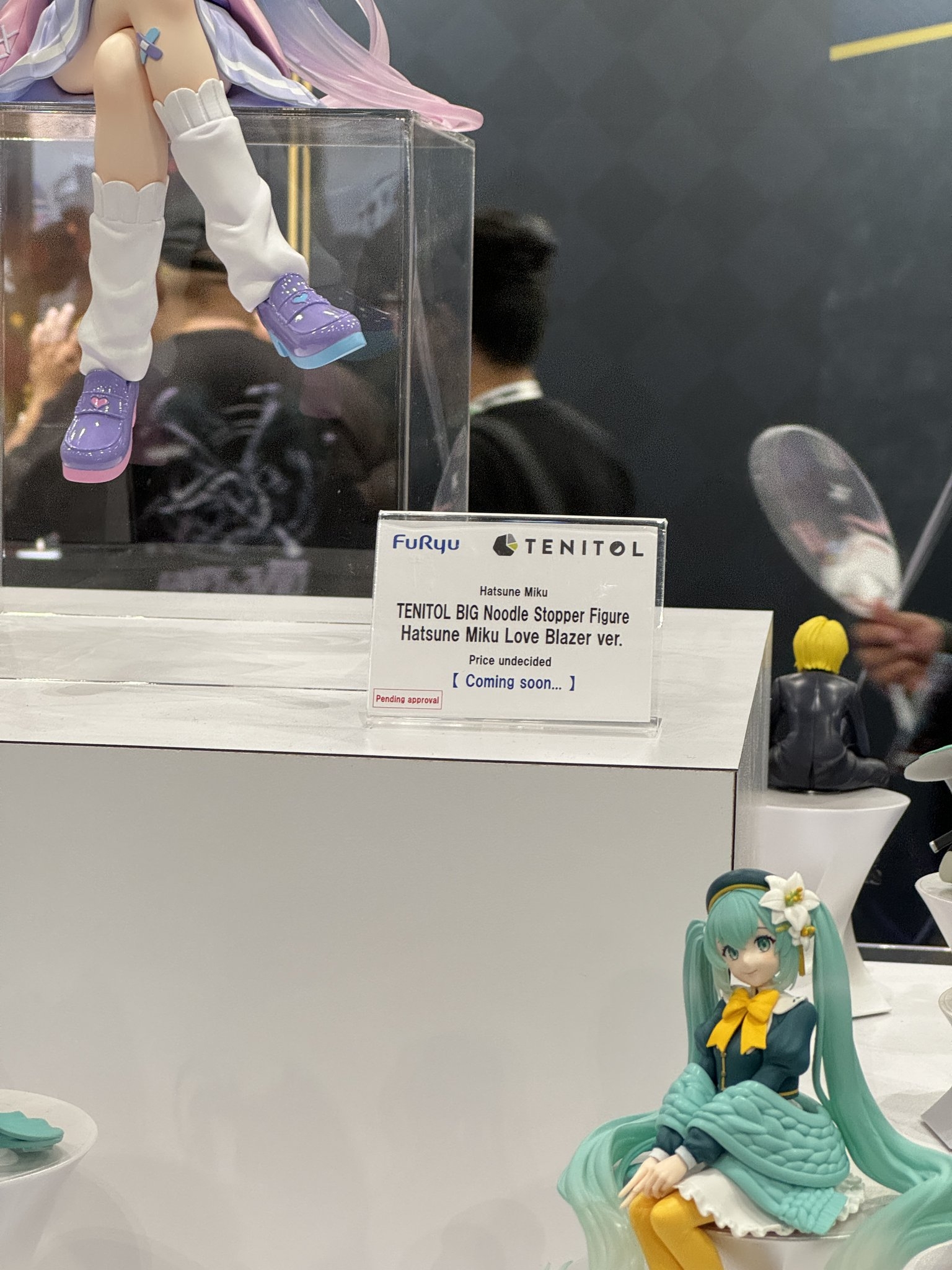 FuRyu TENITOL 初音未来 压泡面人偶 恋爱的西装外套 展图搬运 | Hpoi手办维基